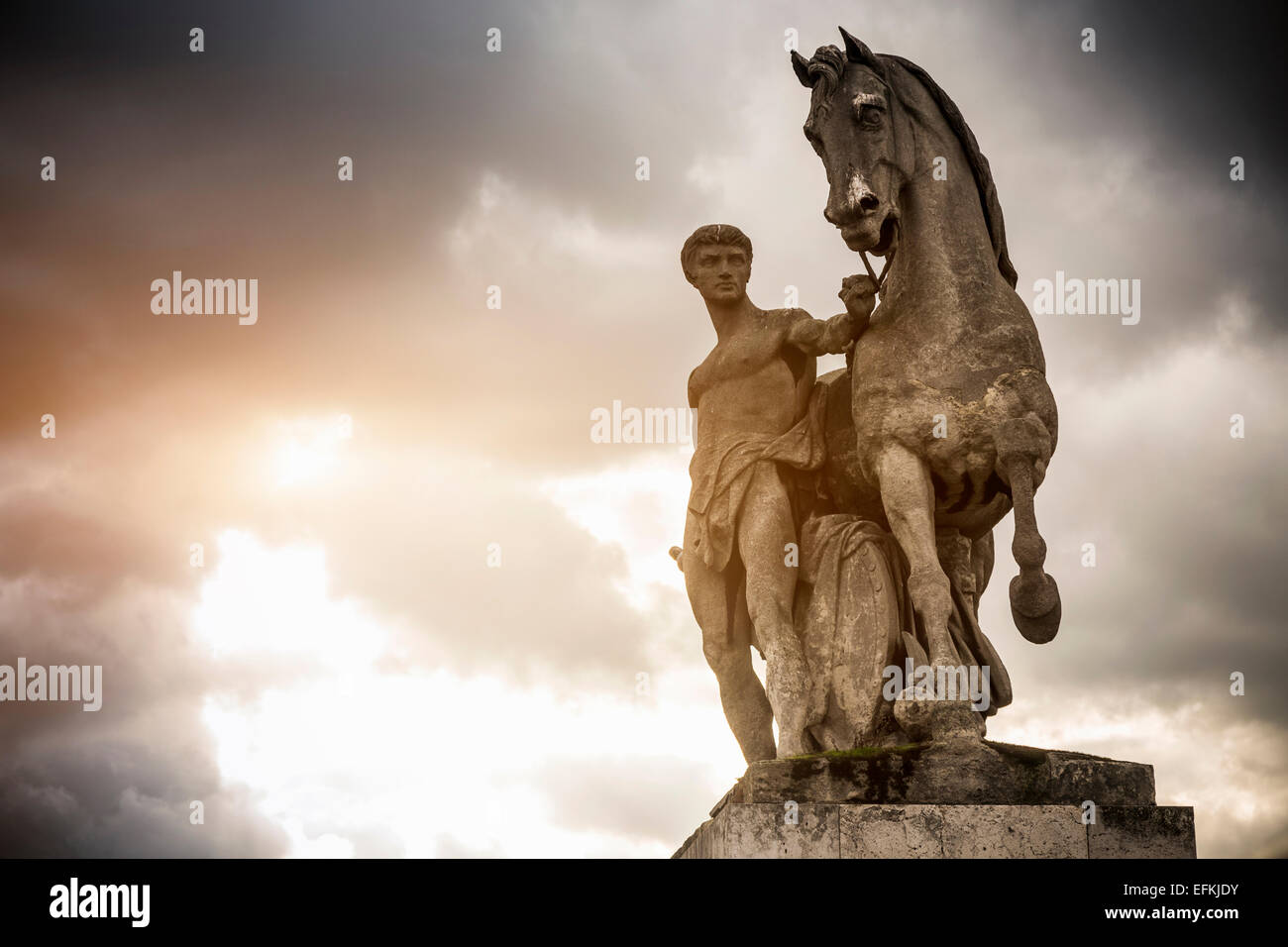 Roman warrior statue hi-res stock photography and images - Alamy