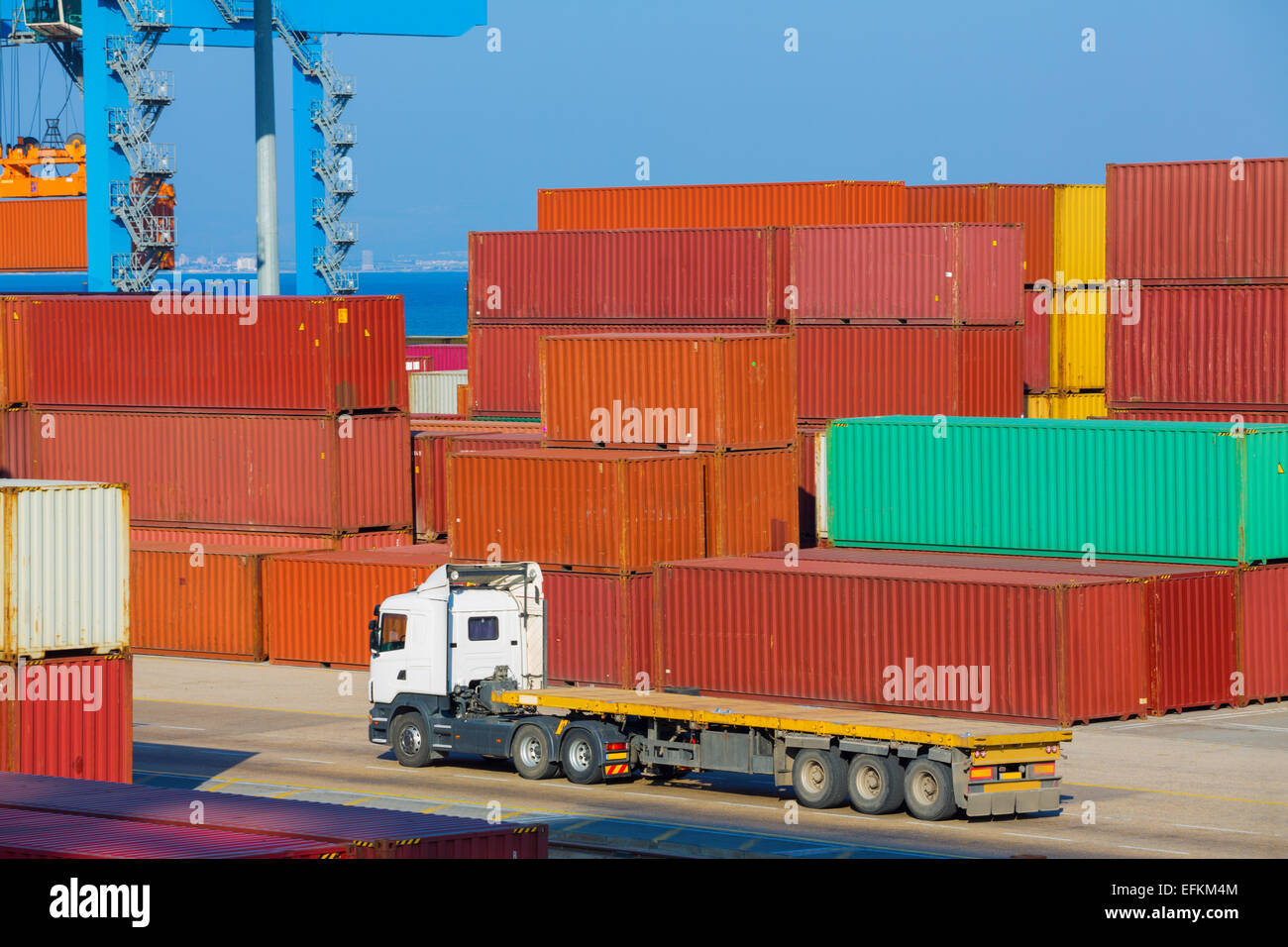 Yellow shipping containers hi-res stock photography and images - Alamy