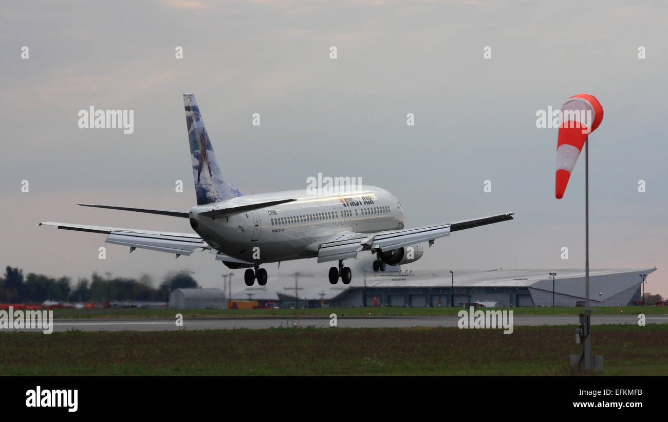 Boeing 737 400 hi-res stock photography and images - Alamy