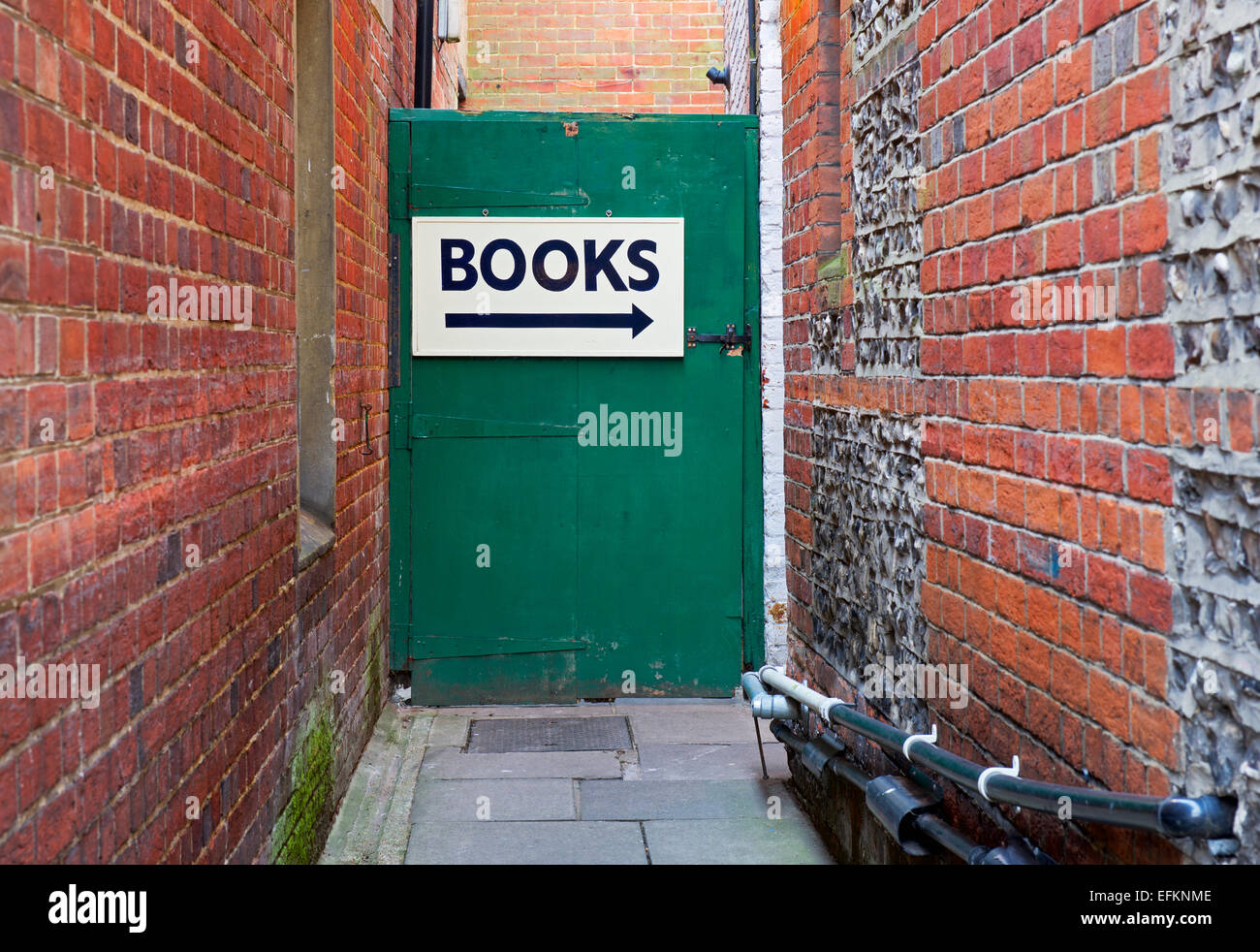 Alleyway sign hi-res stock photography and images - Alamy