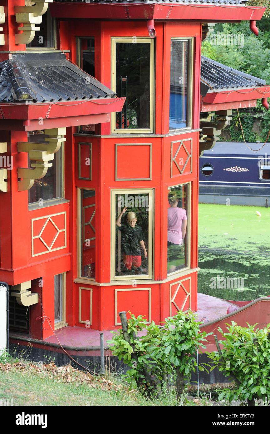 Gwen Stefani and her family enjoy dinner at Feng Shang Princess, a ...