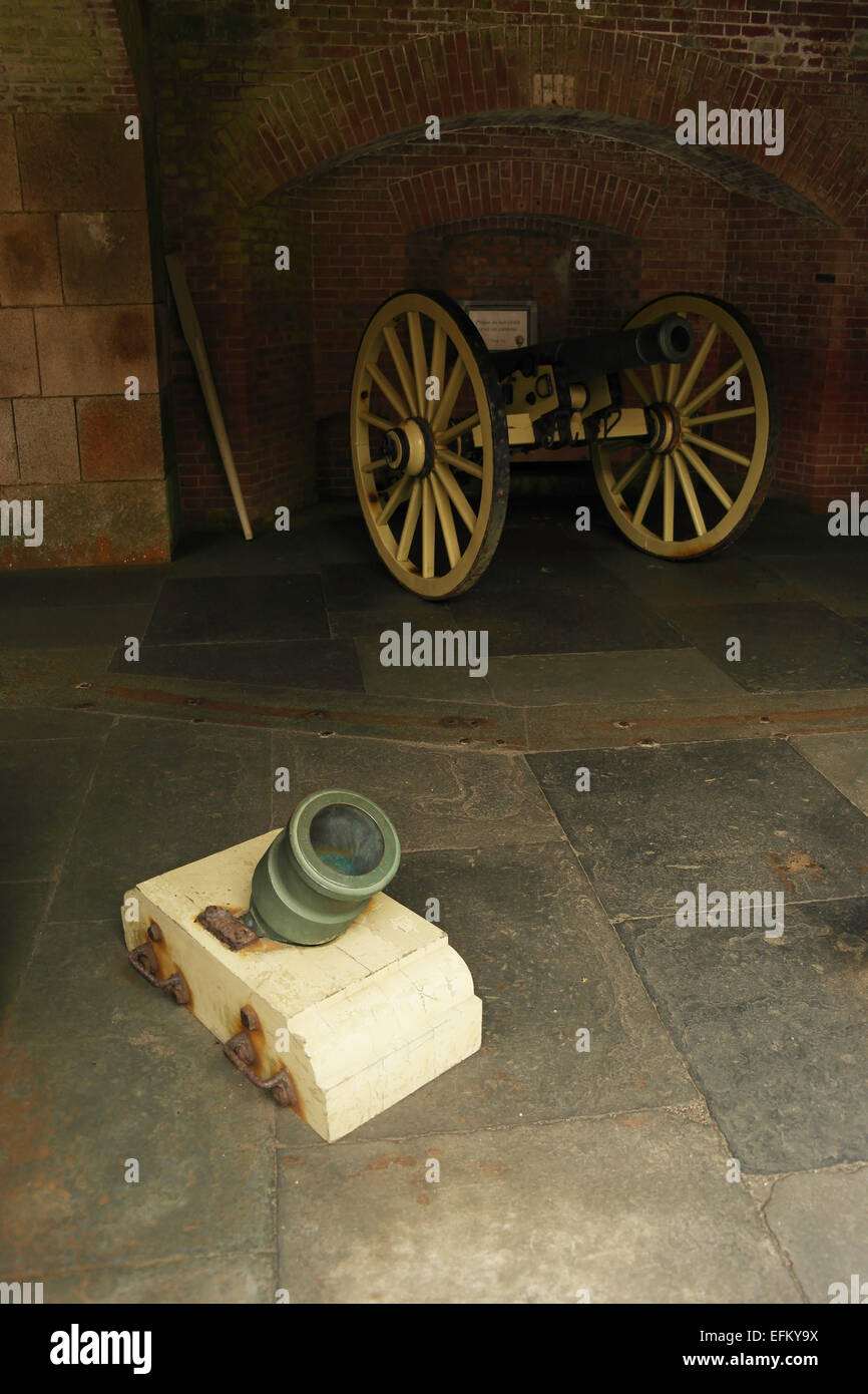 24-pounder Coehorn mortar and Napoleon 12-pounder gun, displayed in ...
