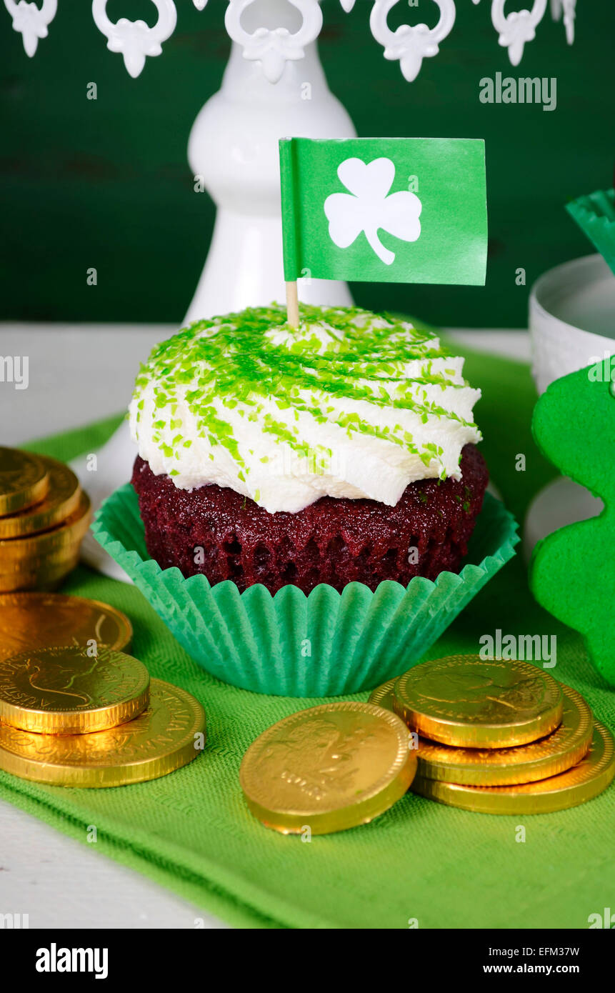 Happy St Patricks Day on vintage style green wood background Stock ...