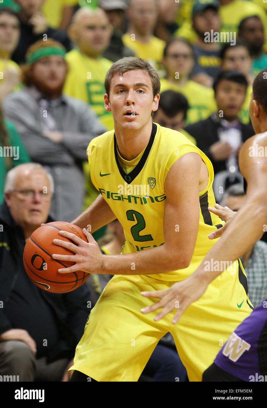 February 04, 2015: Oregon Ducks guard Casey Benson (2) looks for an ...