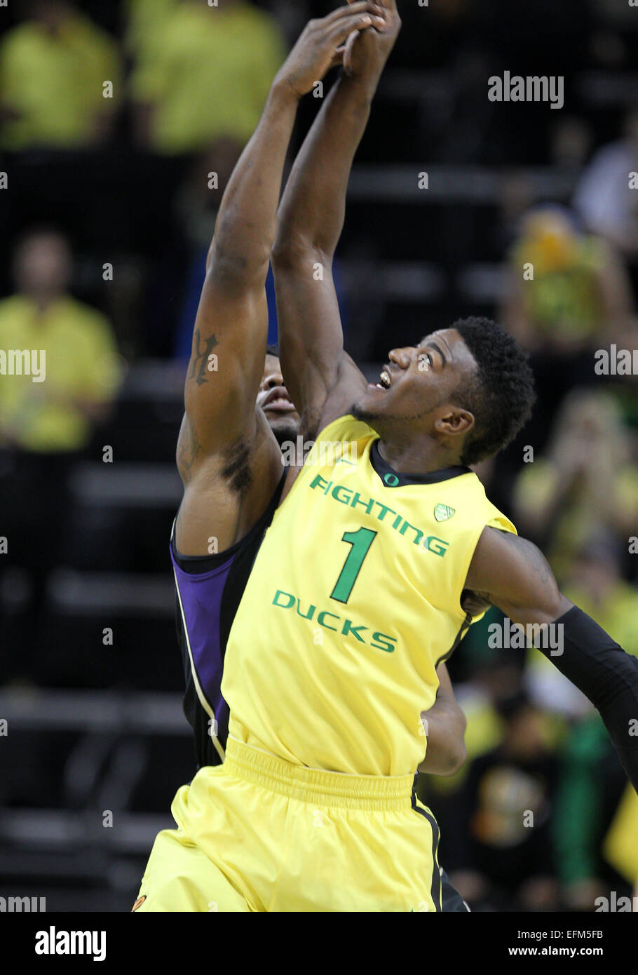 February 04, 2015: Oregon Ducks forward Jordan Bell (1) gets the ...