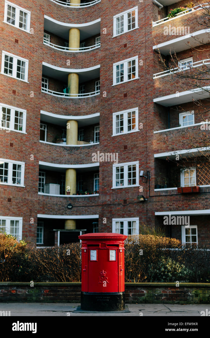 Red post box uk london hi-res stock photography and images - Alamy