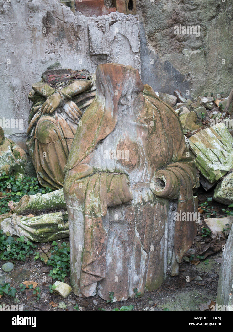 Broken statues hi-res stock photography and images - Alamy