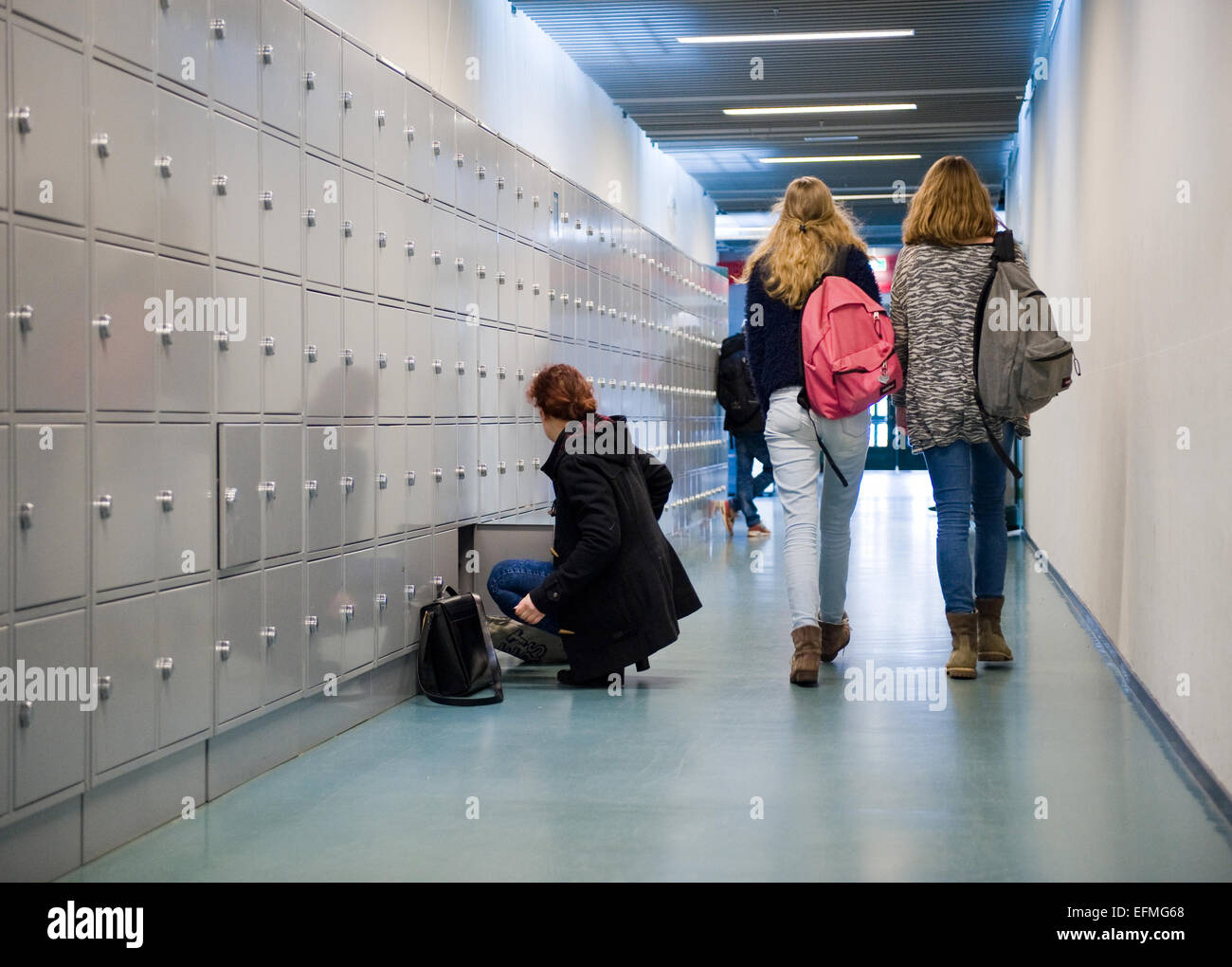High school hallway hi-res stock photography and images - Alamy