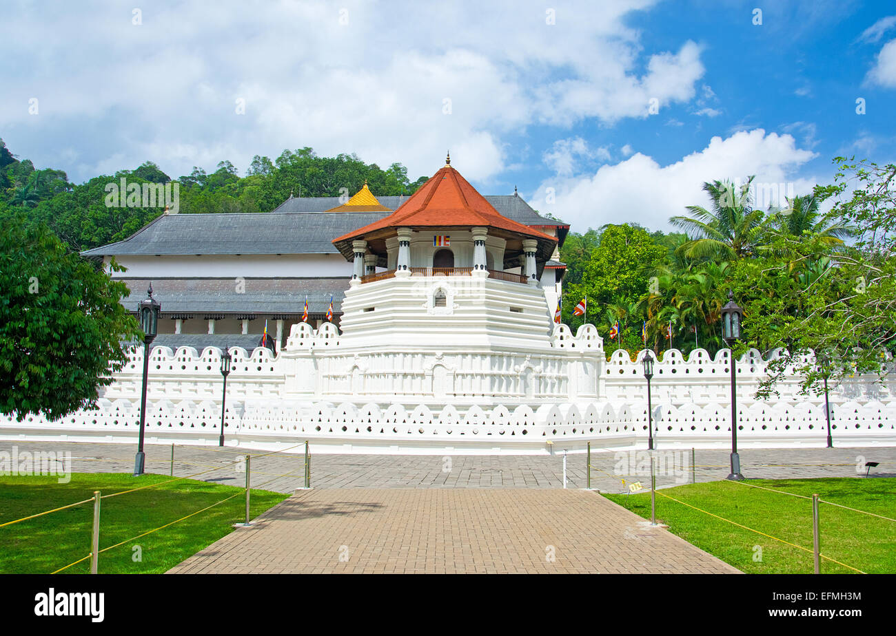Temple Of The Sacred Tooth Relic, That Is Located In The Royal Palace ...