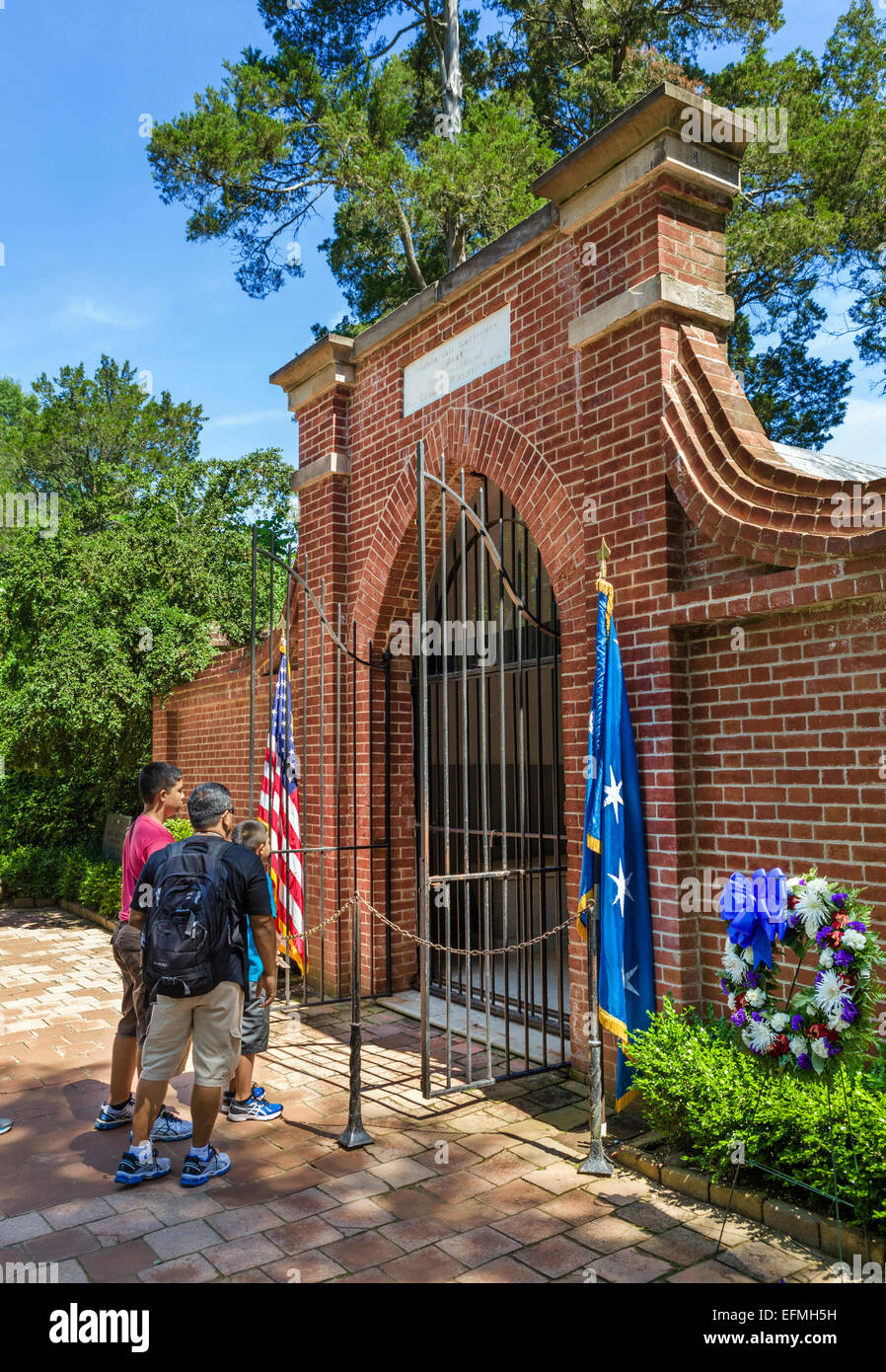 Tourists in front of the tomb of George Washington and his wife Martha ...