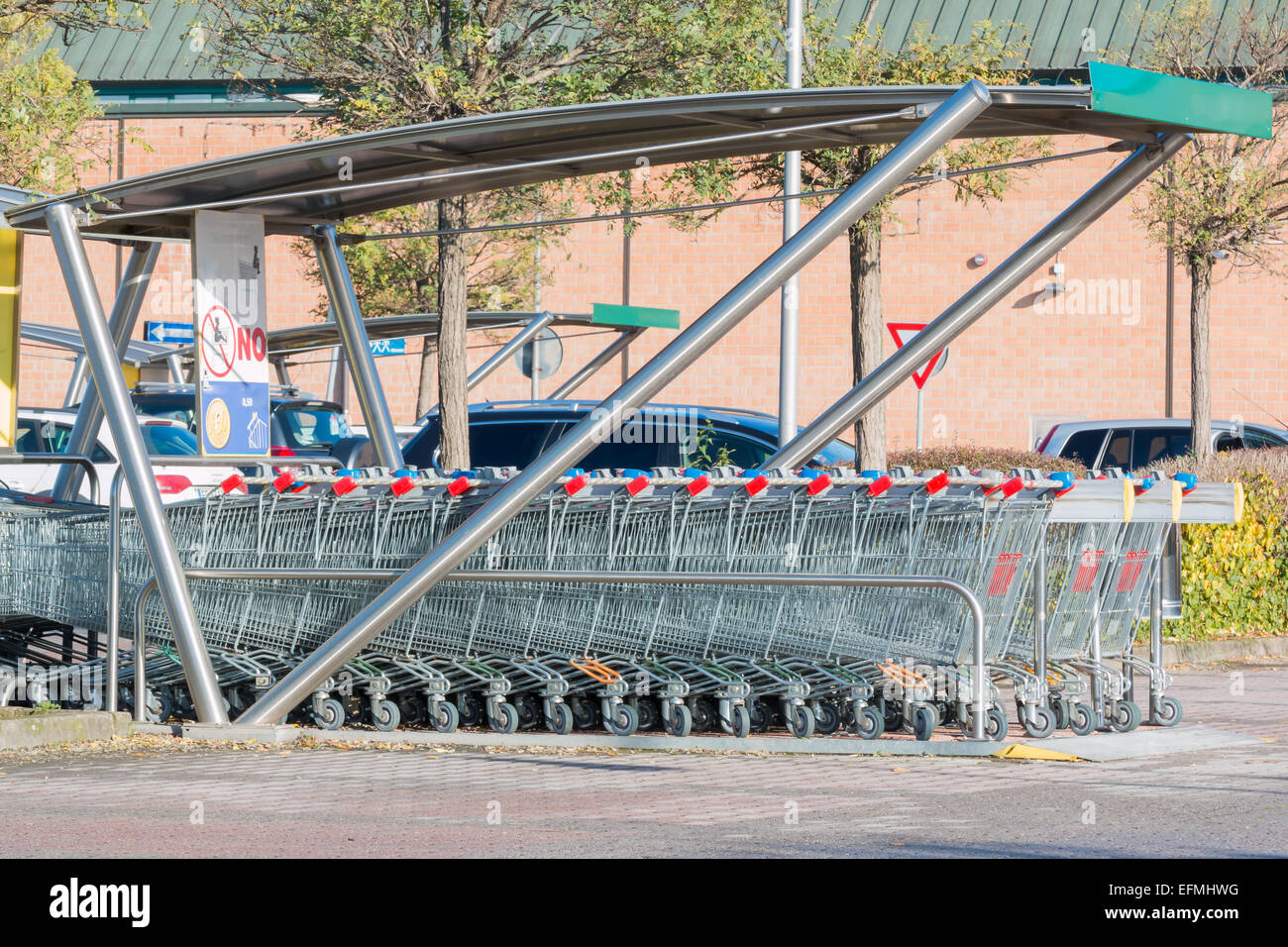 empty shopping carts stacked together in a parking lot Stock Photo - Alamy