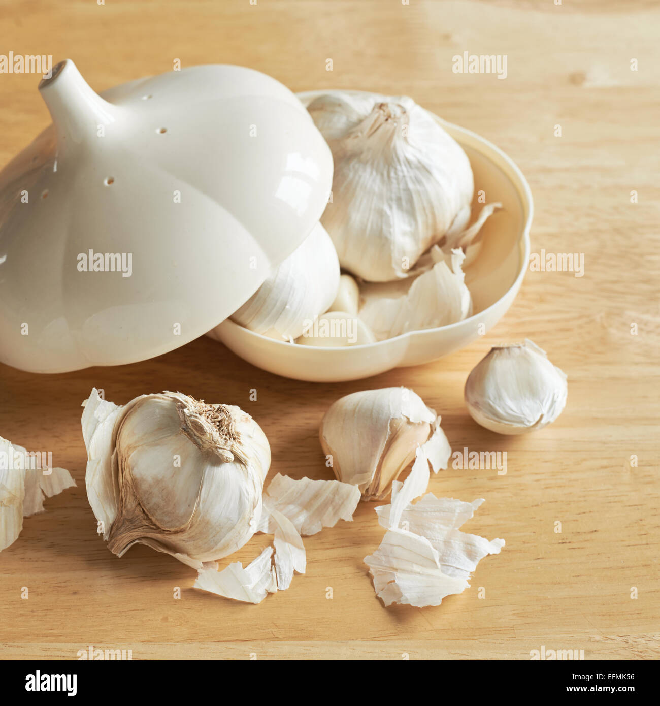 Garlic in kitchen hi-res stock photography and images - Alamy