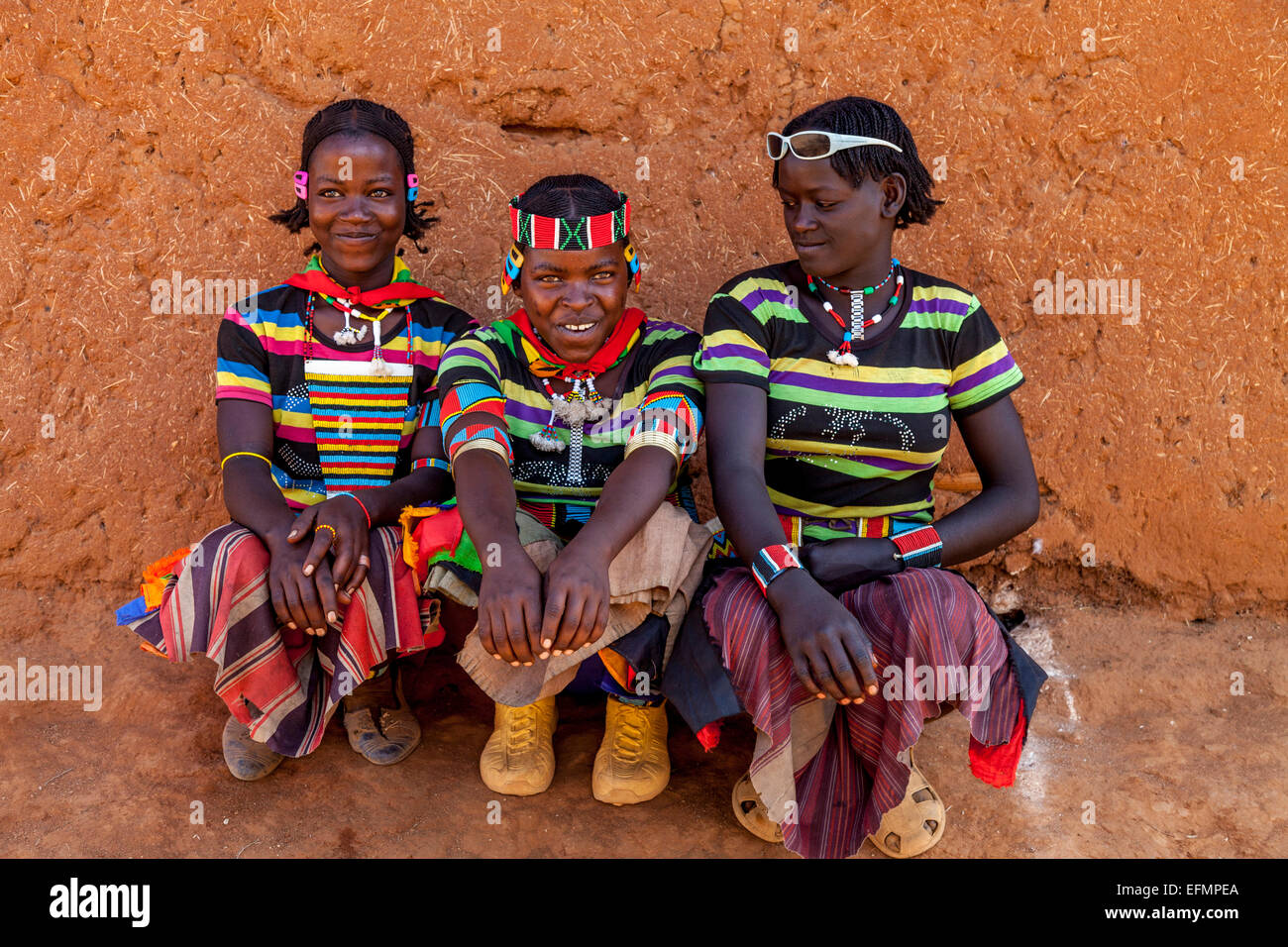 A Group Of Girls From The Ari Tribe At The Key Afer Thursday Market ...