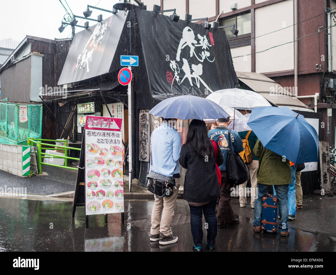 People queuing outside sushi restaurant by Tokyo's Tsukiji fish market ...