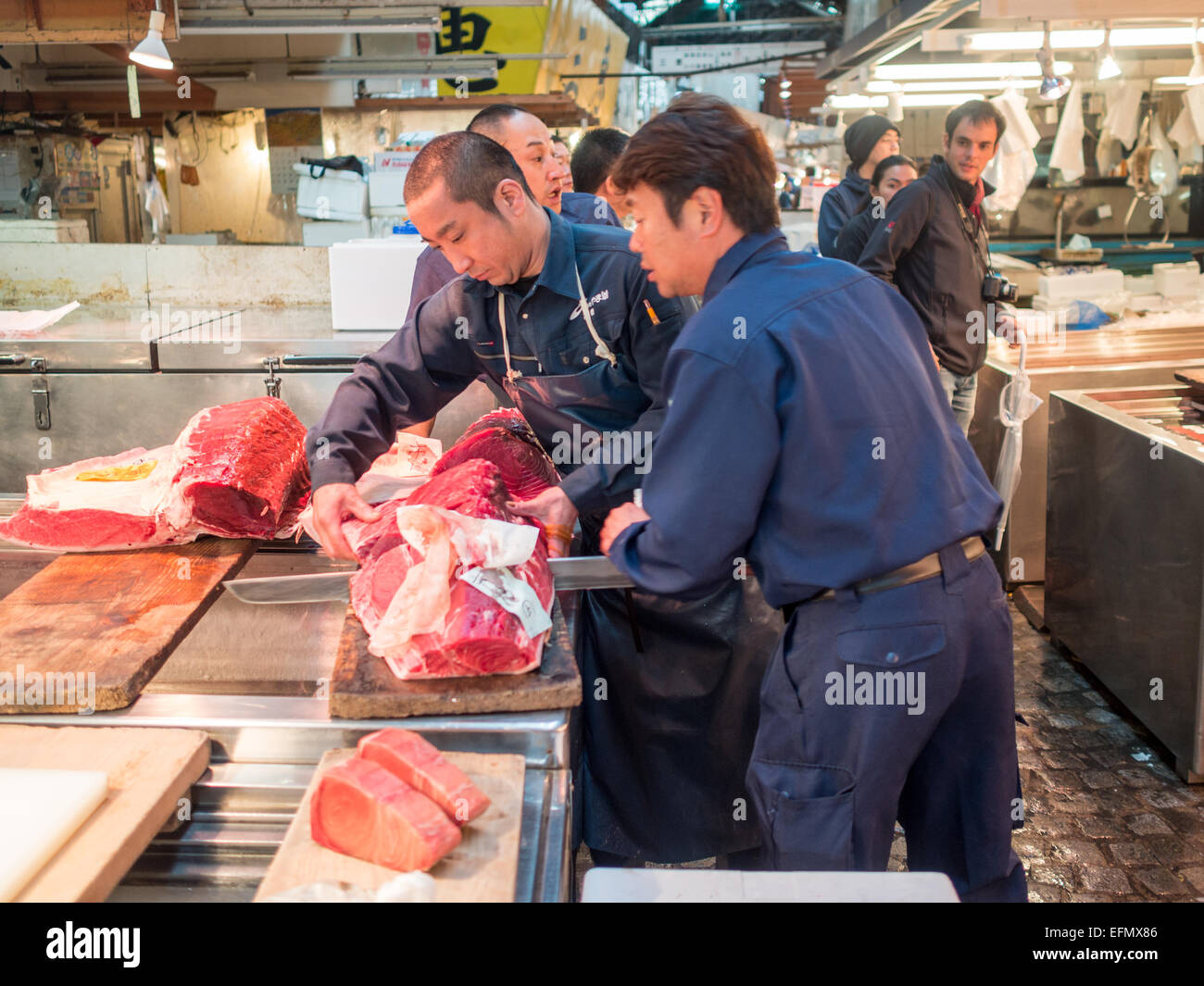 Man cutting tuna fish at Tsukiji fish market Stock Photo - Alamy