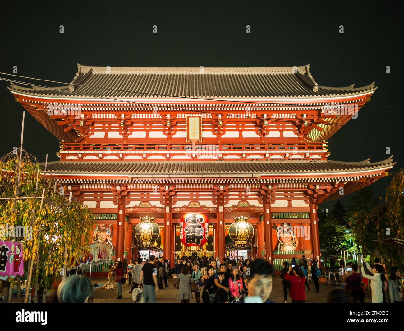 Senso-ji temple night view of main gate and great red lanterns Stock ...