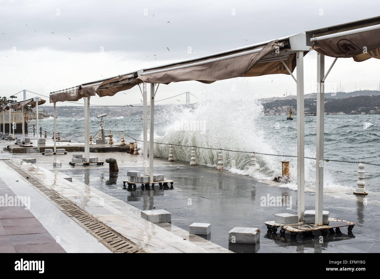 Crashin waves hi-res stock photography and images - Alamy