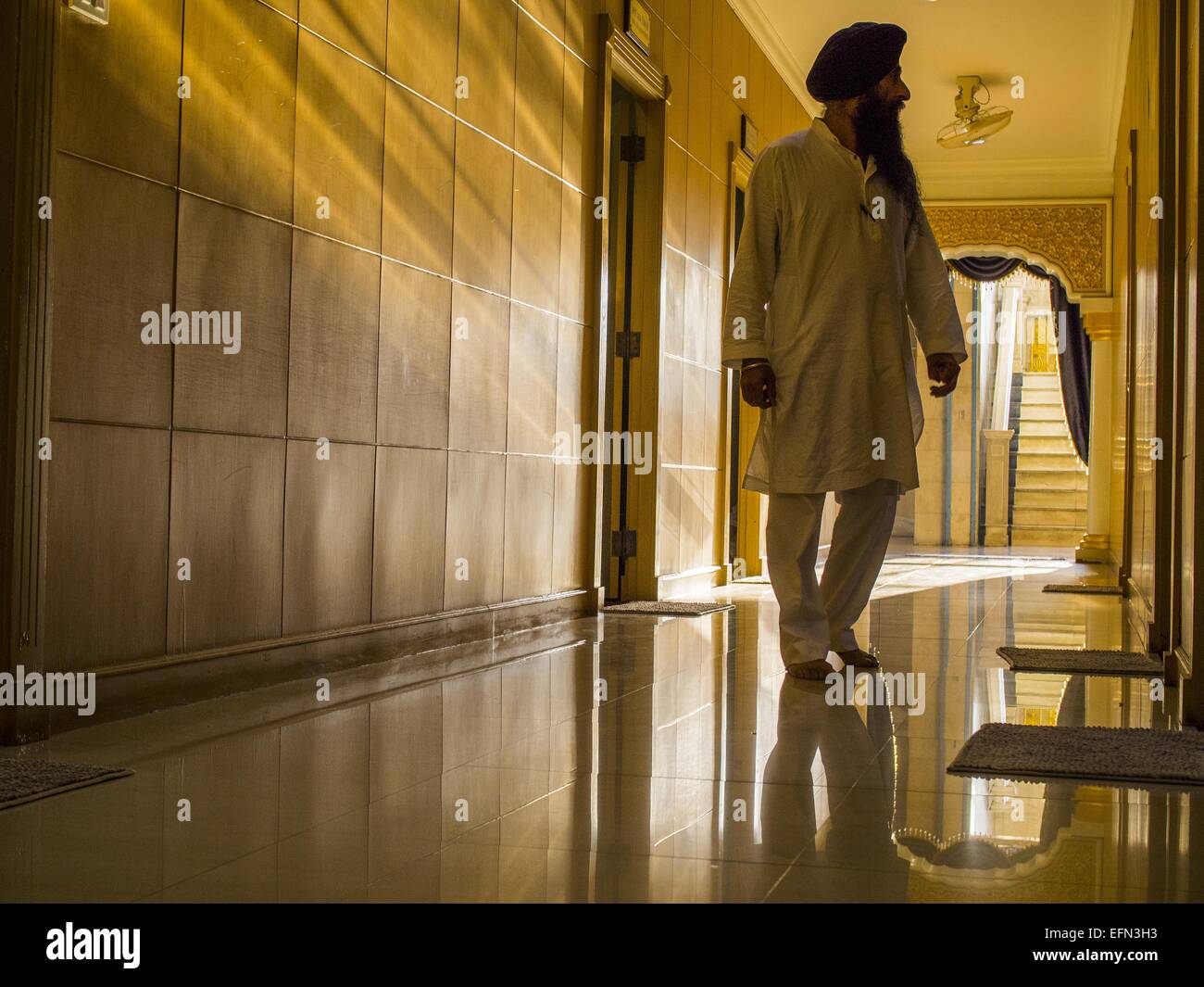 Bangkok, Bangkok, Thailand. 14th Jan, 2015. A Sikh man walks between ...