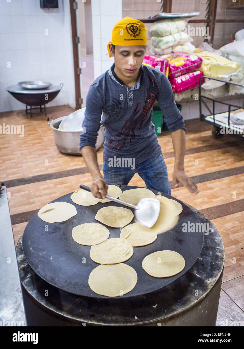 Bangkok, Bangkok, Thailand. 8th Feb, 2015. A man cook chapatis ...