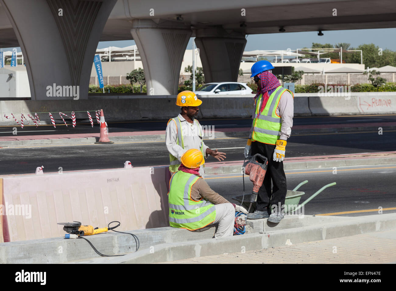 Dubai construction workers hi-res stock photography and images - Alamy