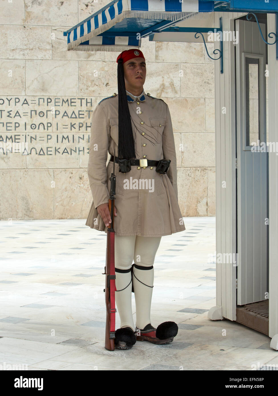 Athens, Greece guard at Parliament Stock Photo - Alamy