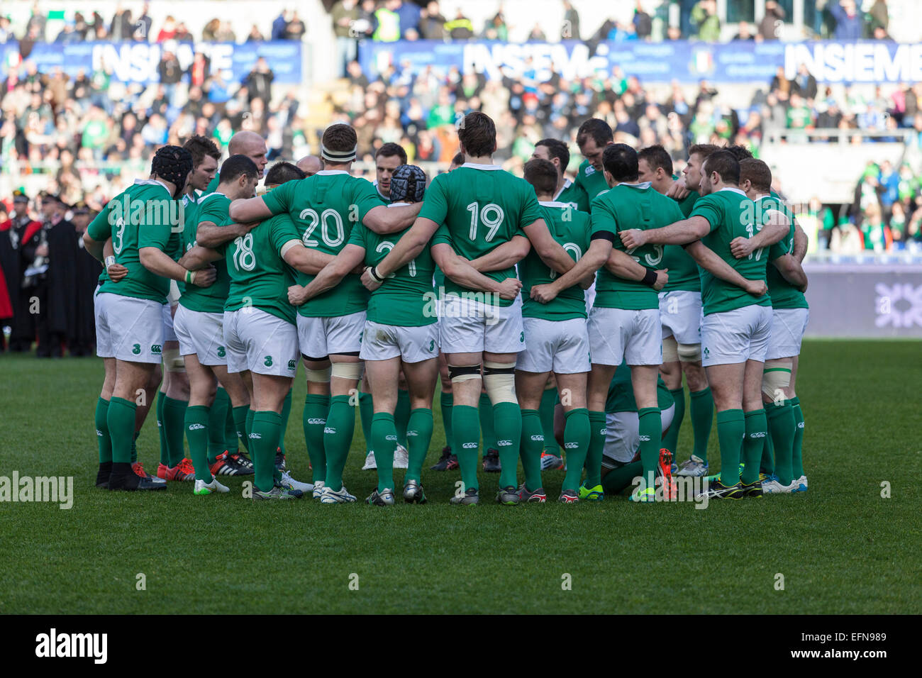 Rugby team huddle hi-res stock photography and images - Alamy