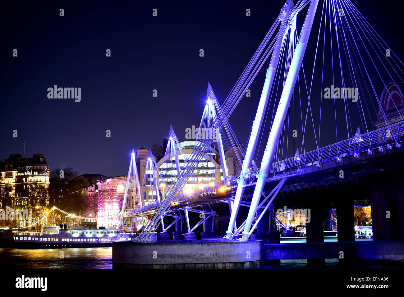 London's Hungerford Bridge at night Stock Photo - Alamy