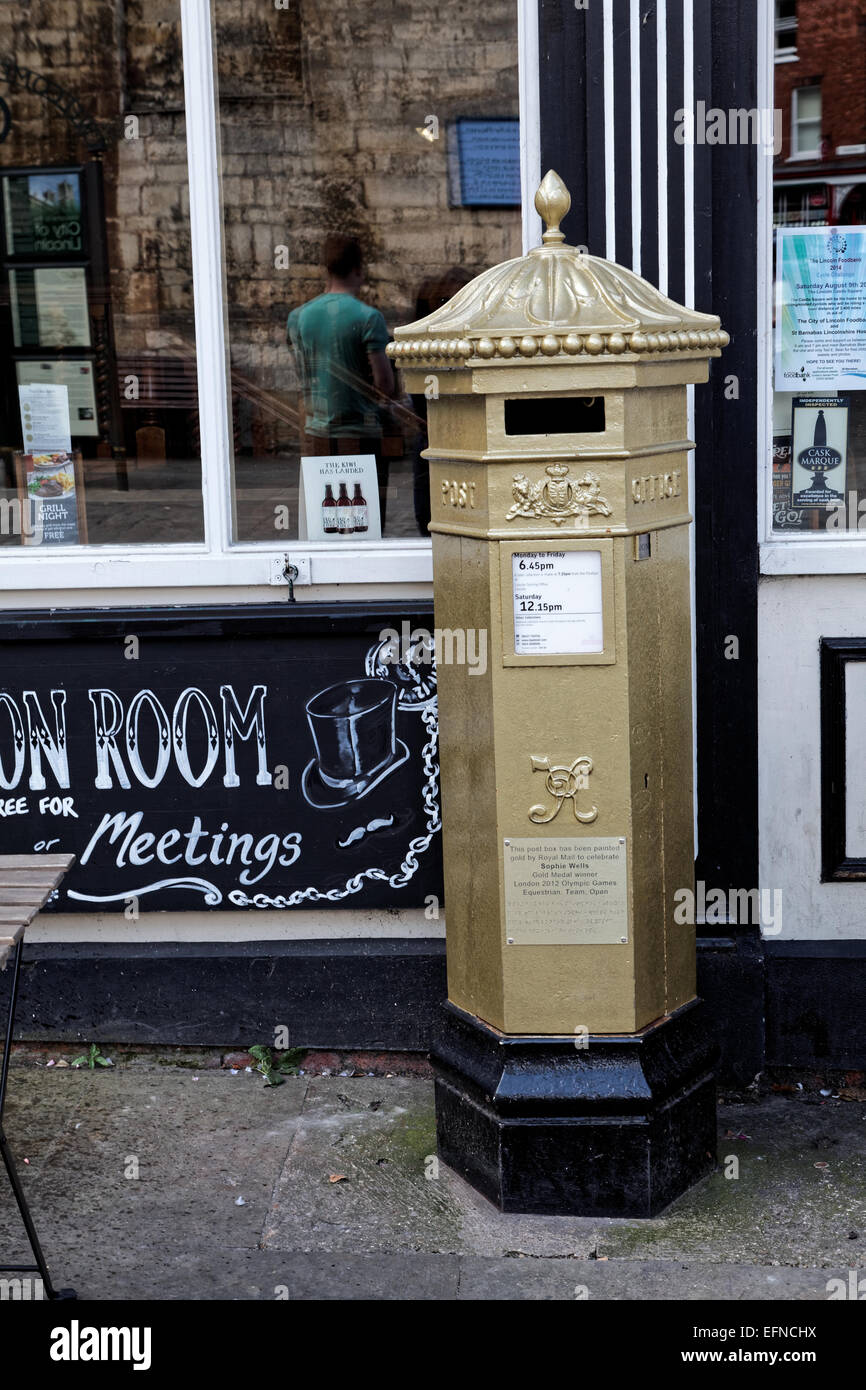 Gold painted post box hi-res stock photography and images - Alamy