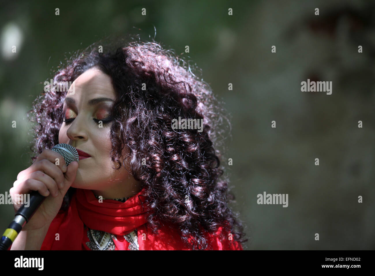 Female singer hi-res stock photography and images - Alamy
