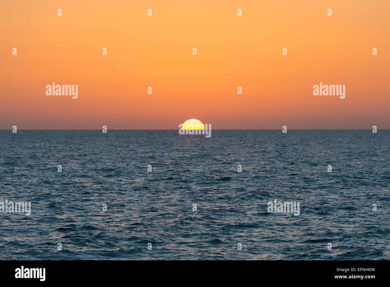 Sinking sun on horizon hi-res stock photography and images - Alamy