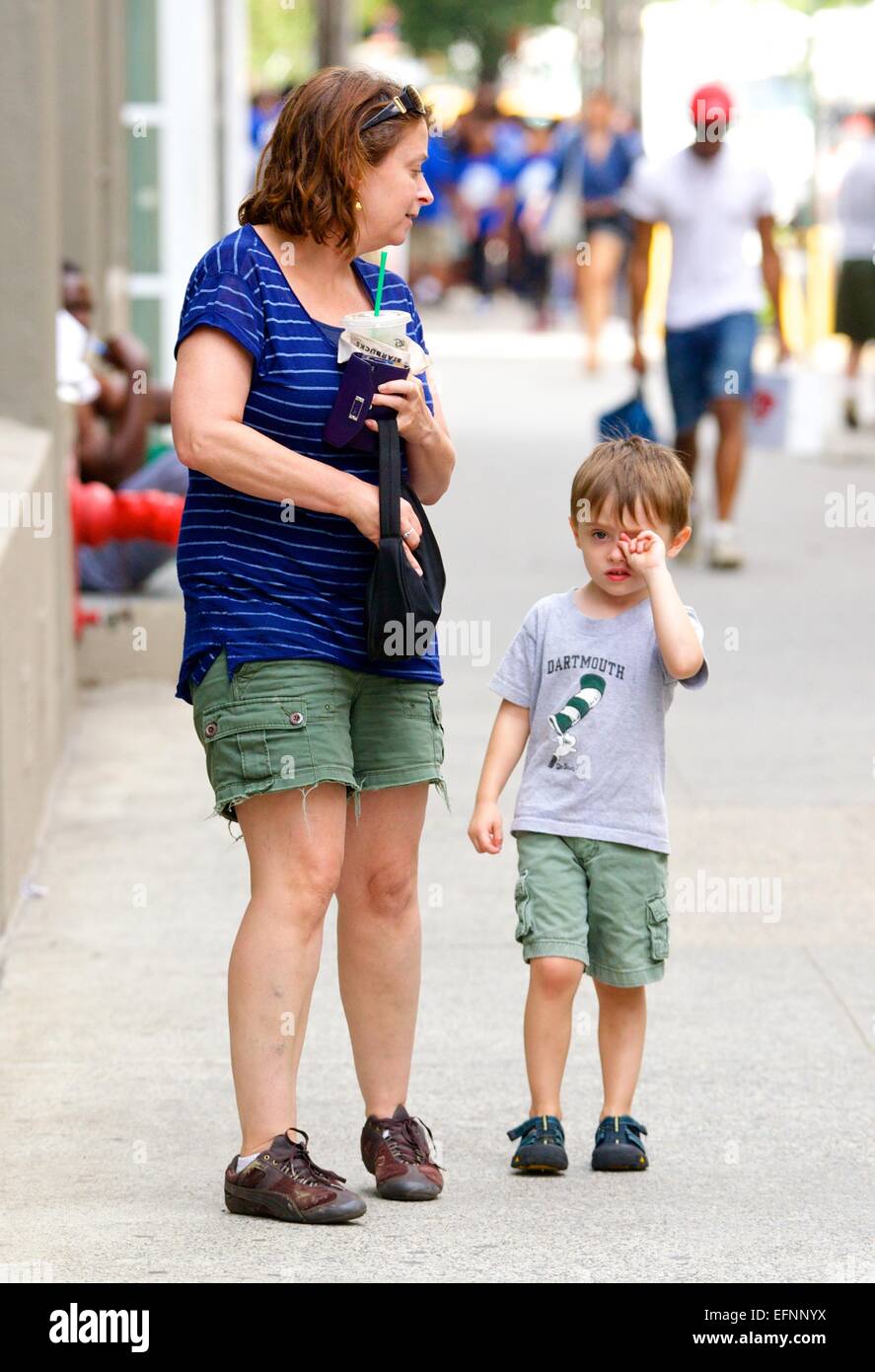 Rachel Dratch, carrying a Starbucks iced coffee, spotted with her son ...