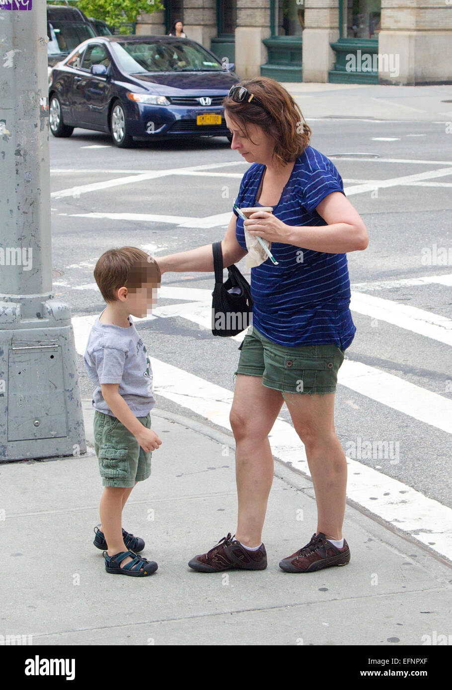 Rachel Dratch, carrying a Starbucks iced coffee, spotted with her son ...