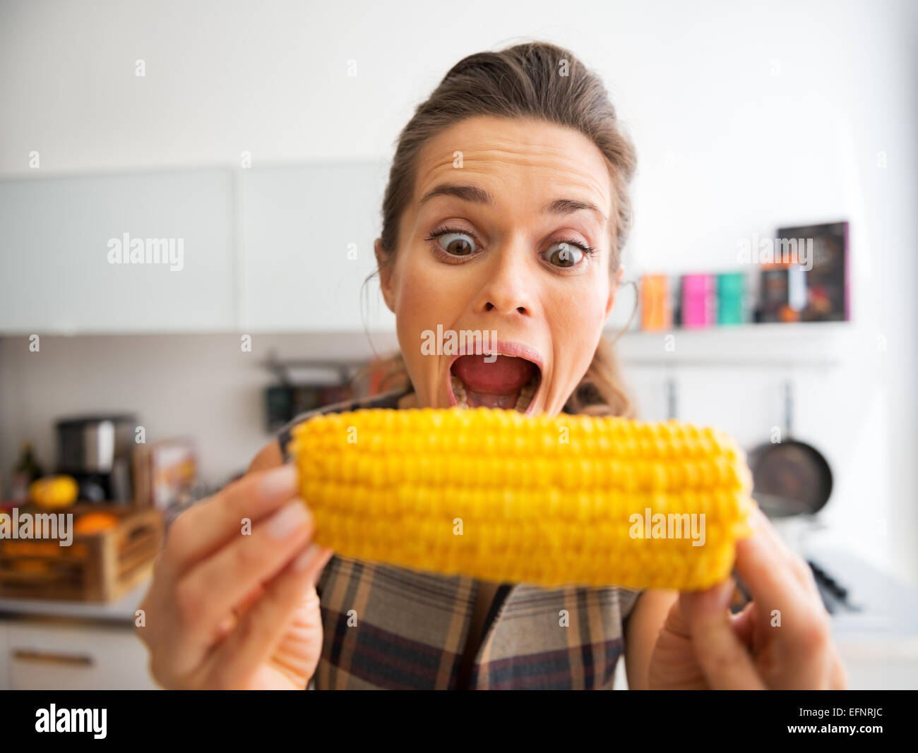 Woman eating corn cob hi-res stock photography and images - Alamy
