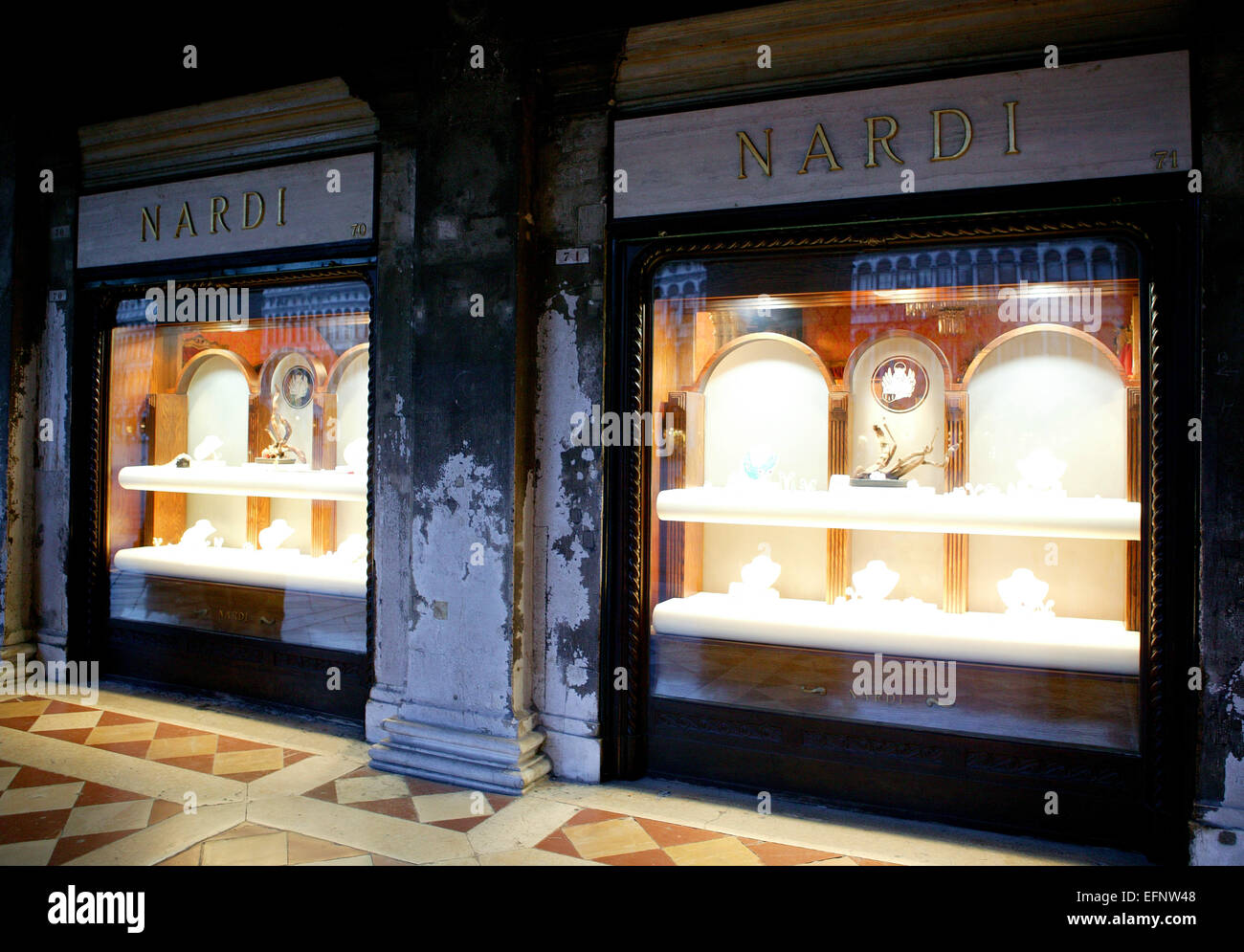 Italien Lagune Marcusplatz Piazza San Marco Geschaefte Abend Beleuchtet ...