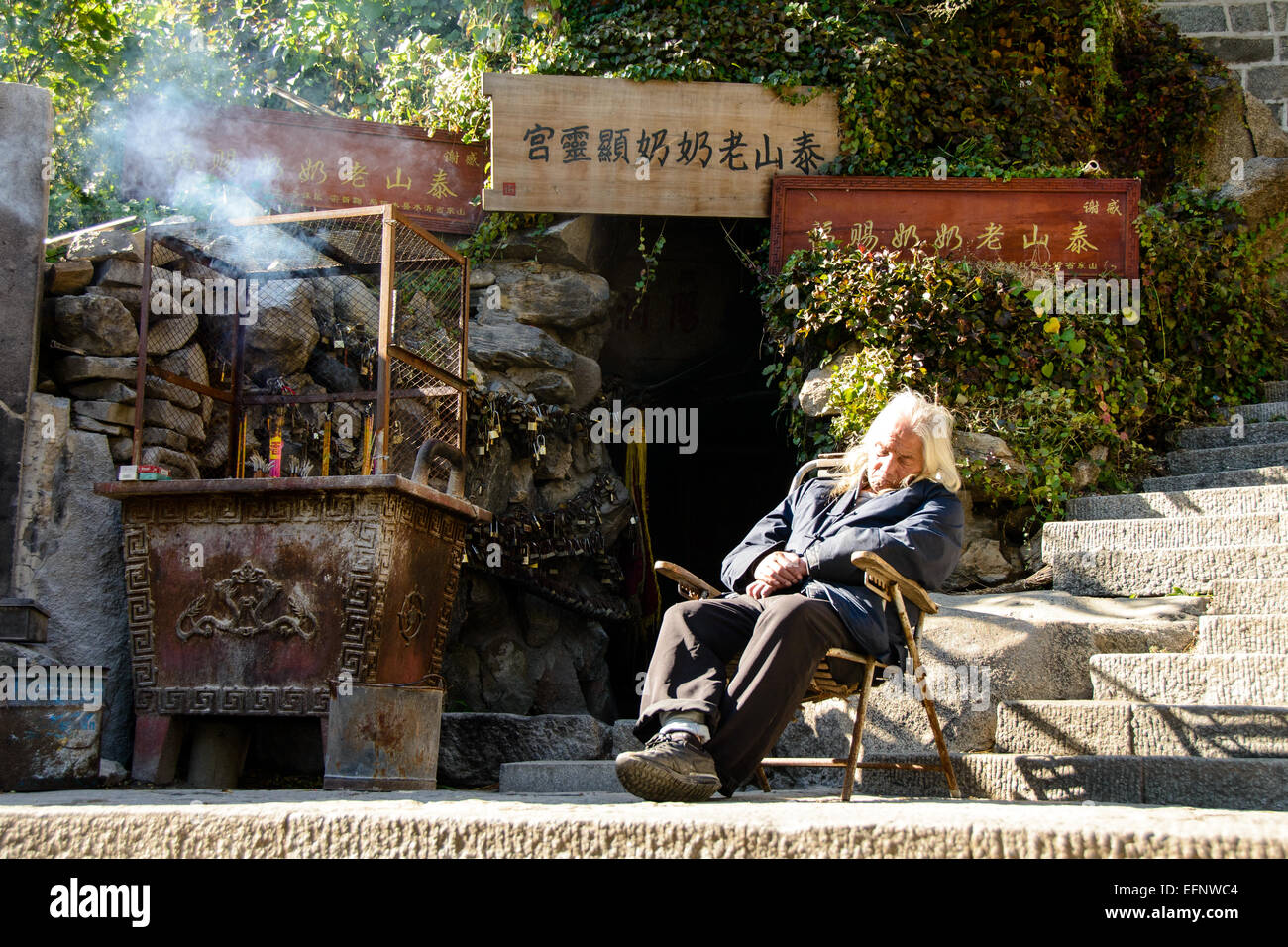 Shopkeeper asleep on the steps up to the summit of Tai Shan Mountain ...