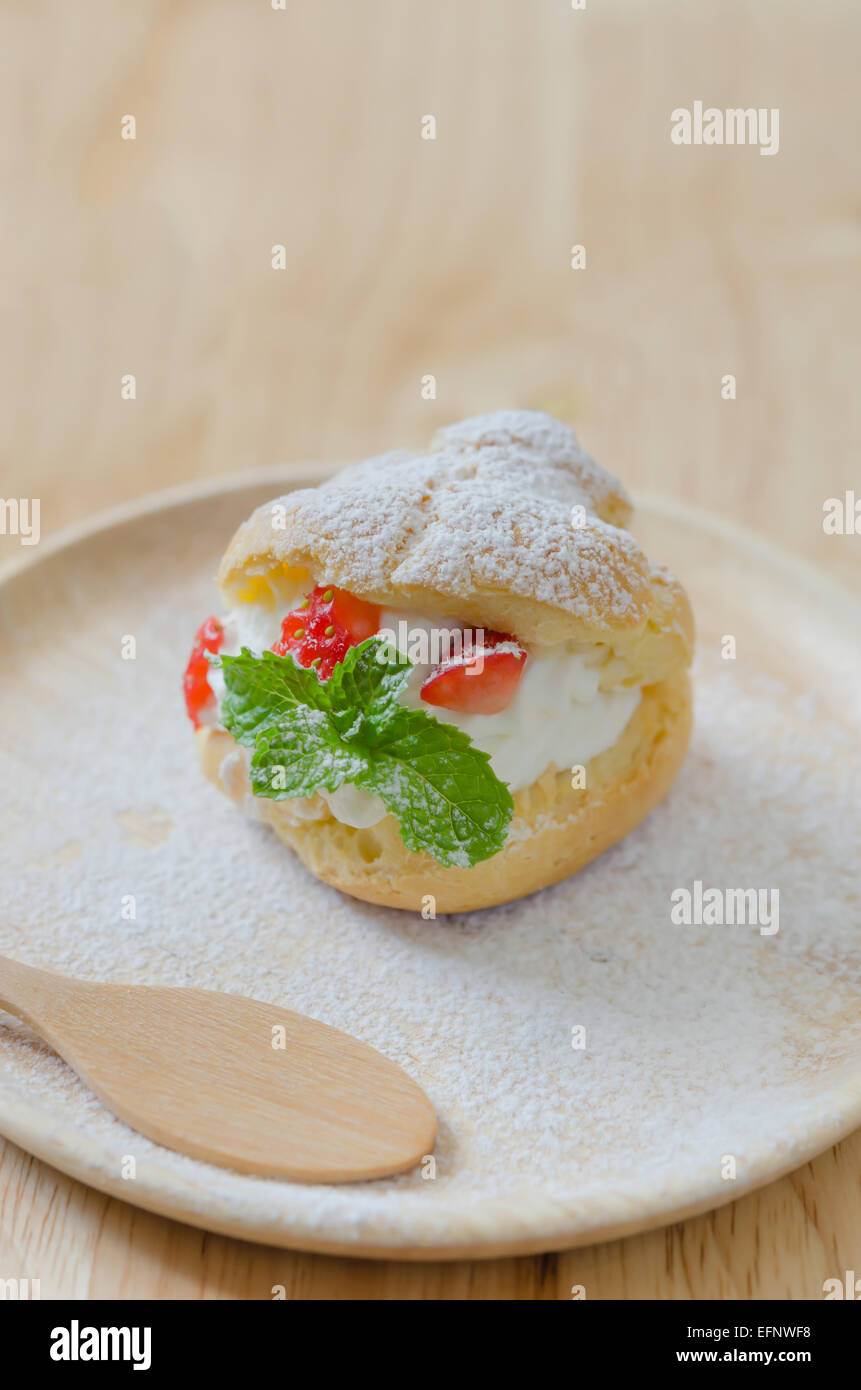 Fresh cream filling hi-res stock photography and images - Alamy