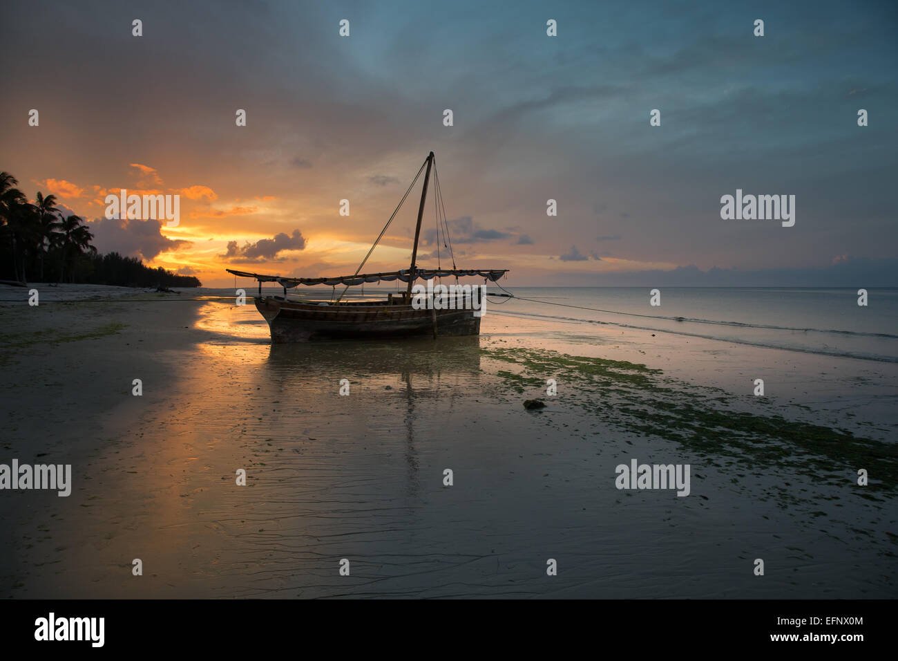 Dhow silhouette hi-res stock photography and images - Alamy