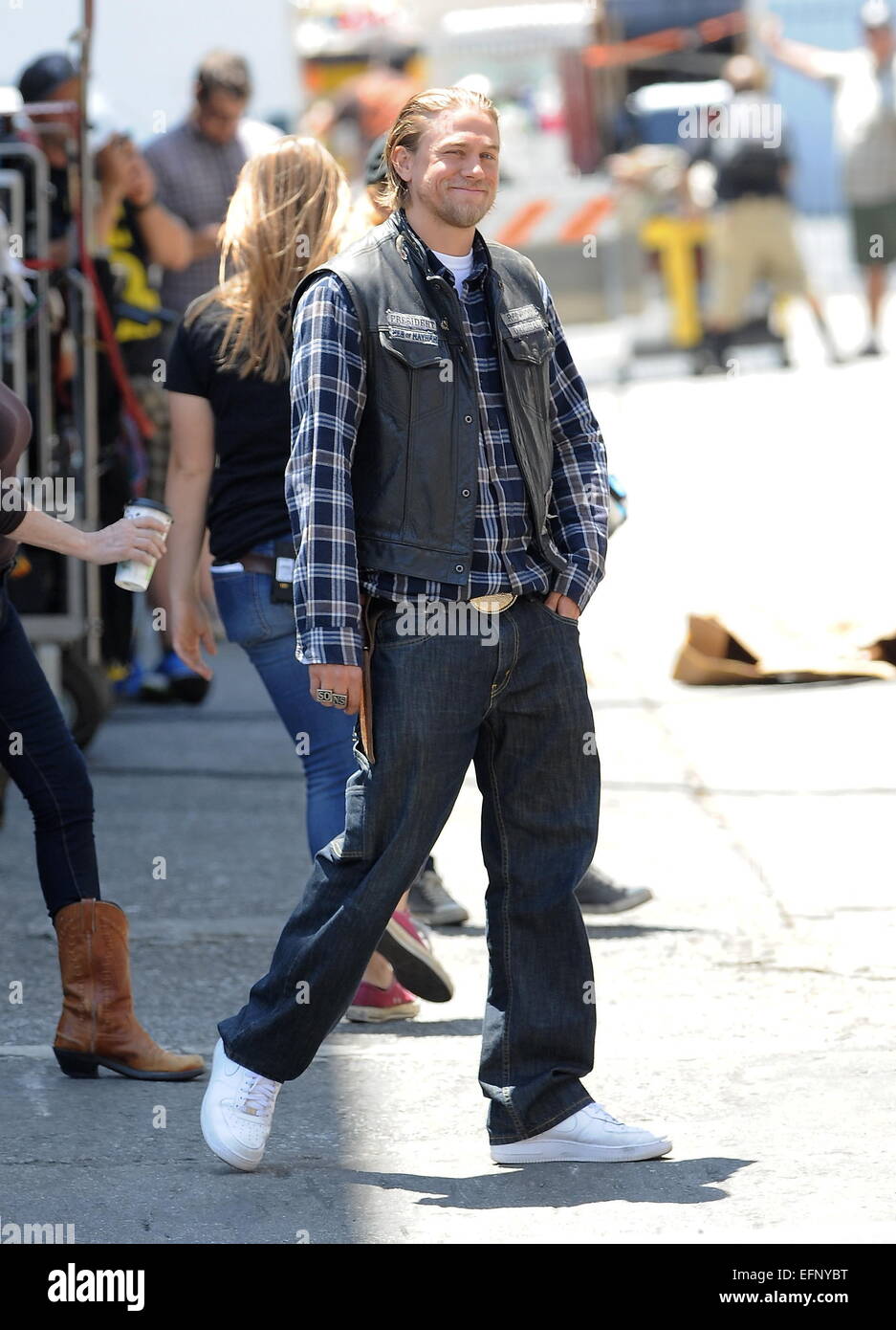 Charlie Hunnam is all smiles while filming for the hit show 'Sons of ...