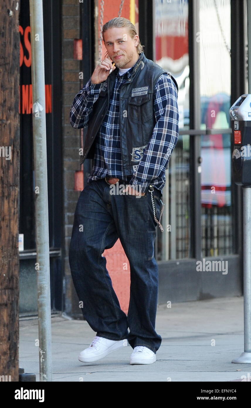 Charlie Hunnam is all smiles while filming for the hit show 'Sons of ...