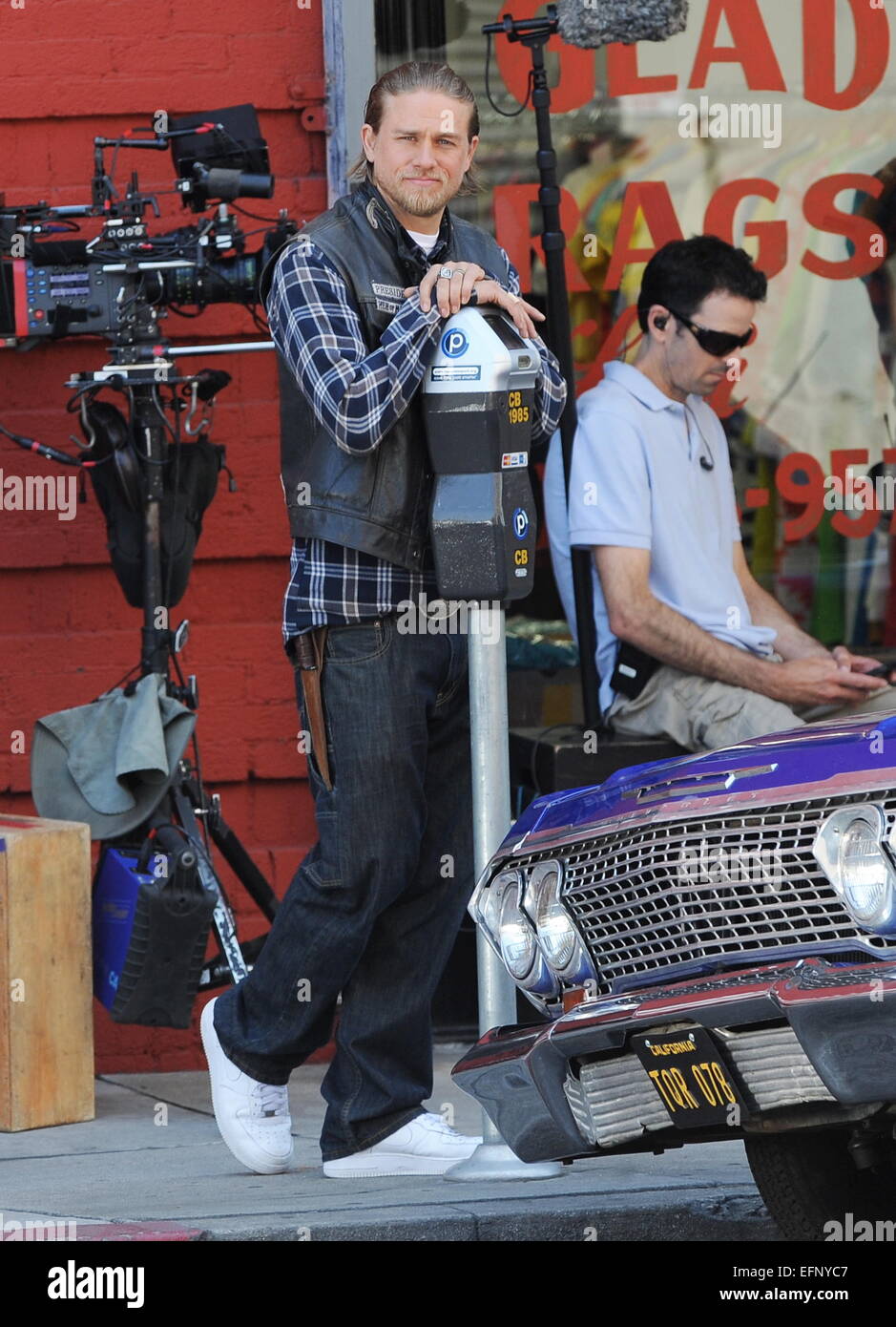 Charlie Hunnam is all smiles while filming for the hit show 'Sons of ...