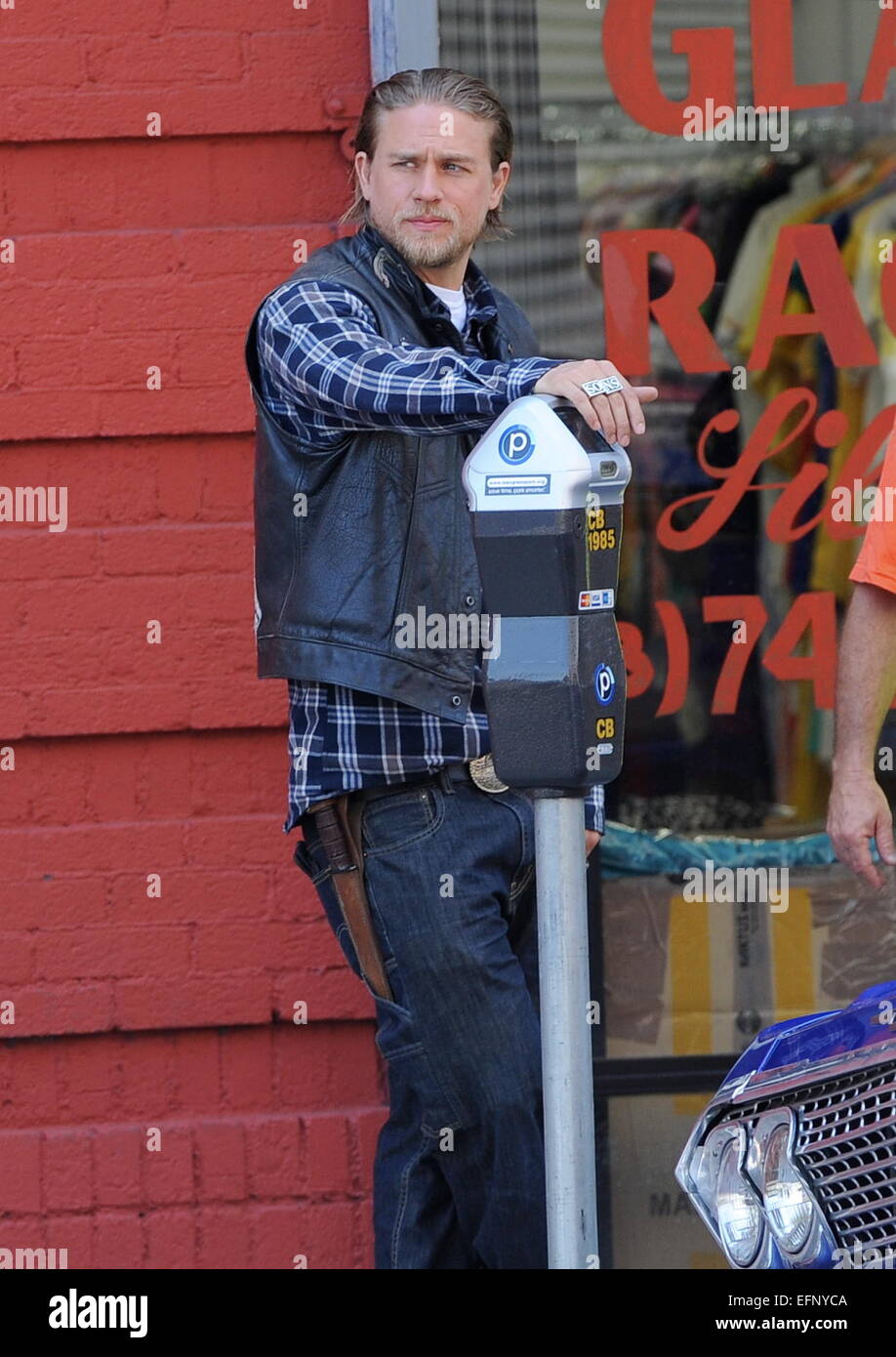 Charlie Hunnam is all smiles while filming for the hit show 'Sons of ...