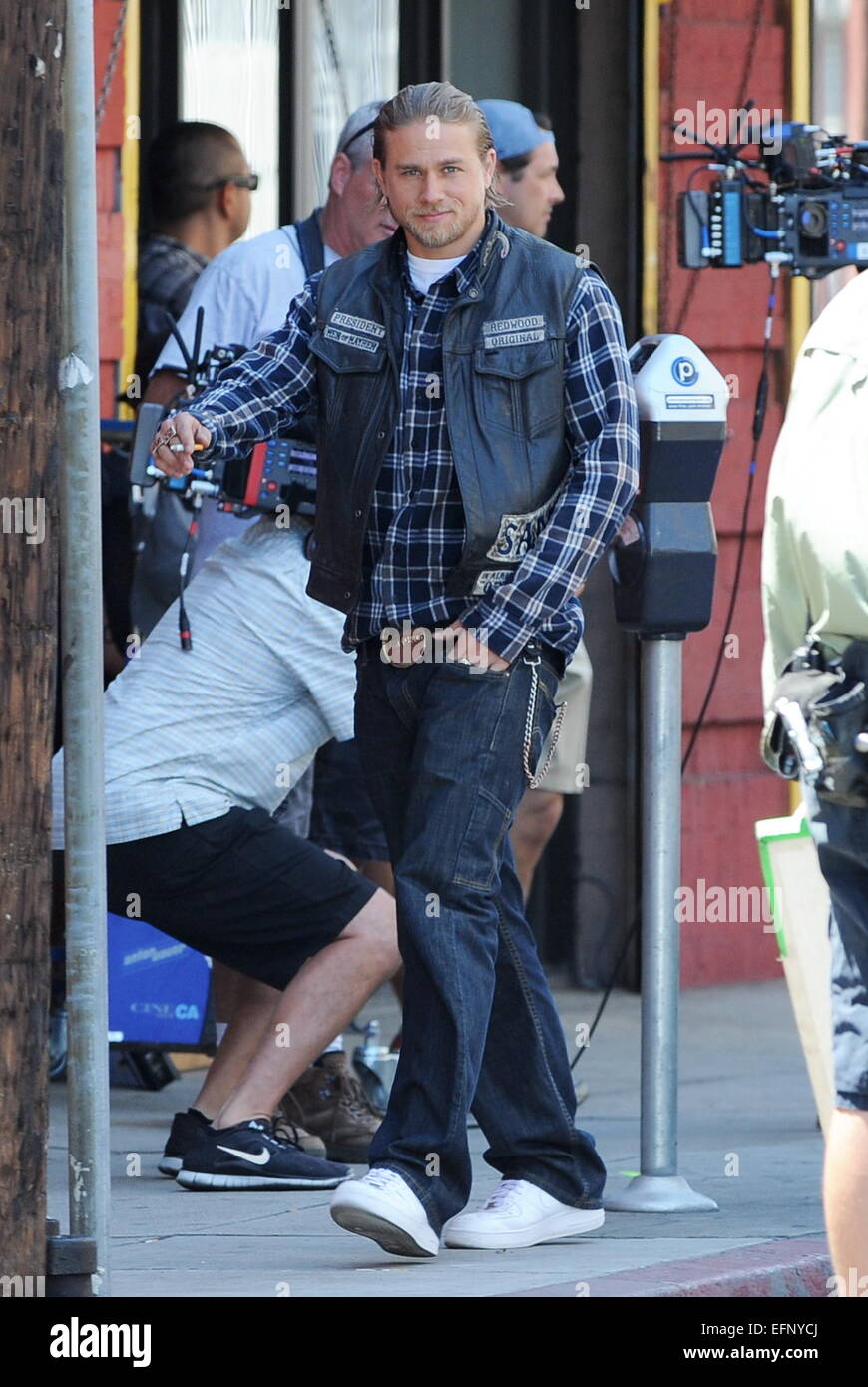 Charlie Hunnam is all smiles while filming for the hit show 'Sons of ...