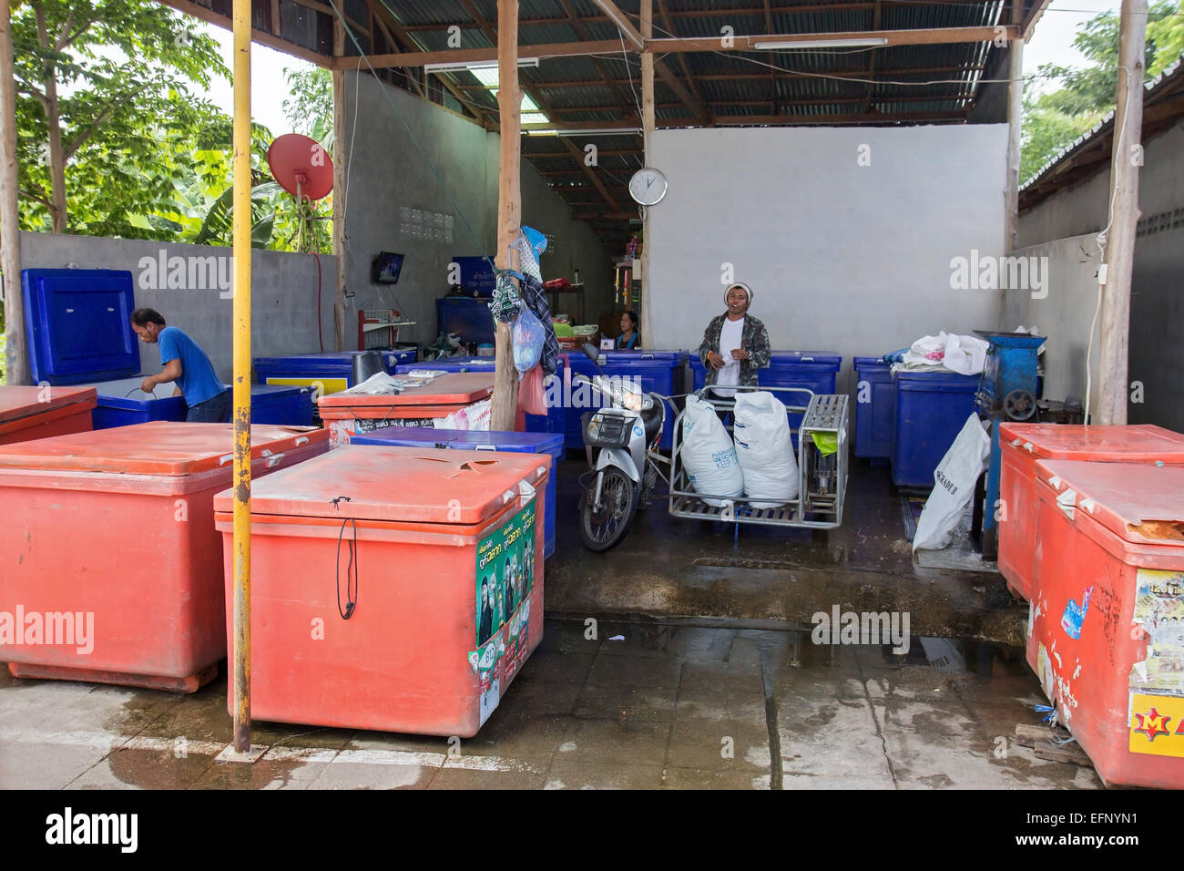 Ice delivery man hi-res stock photography and images - Alamy