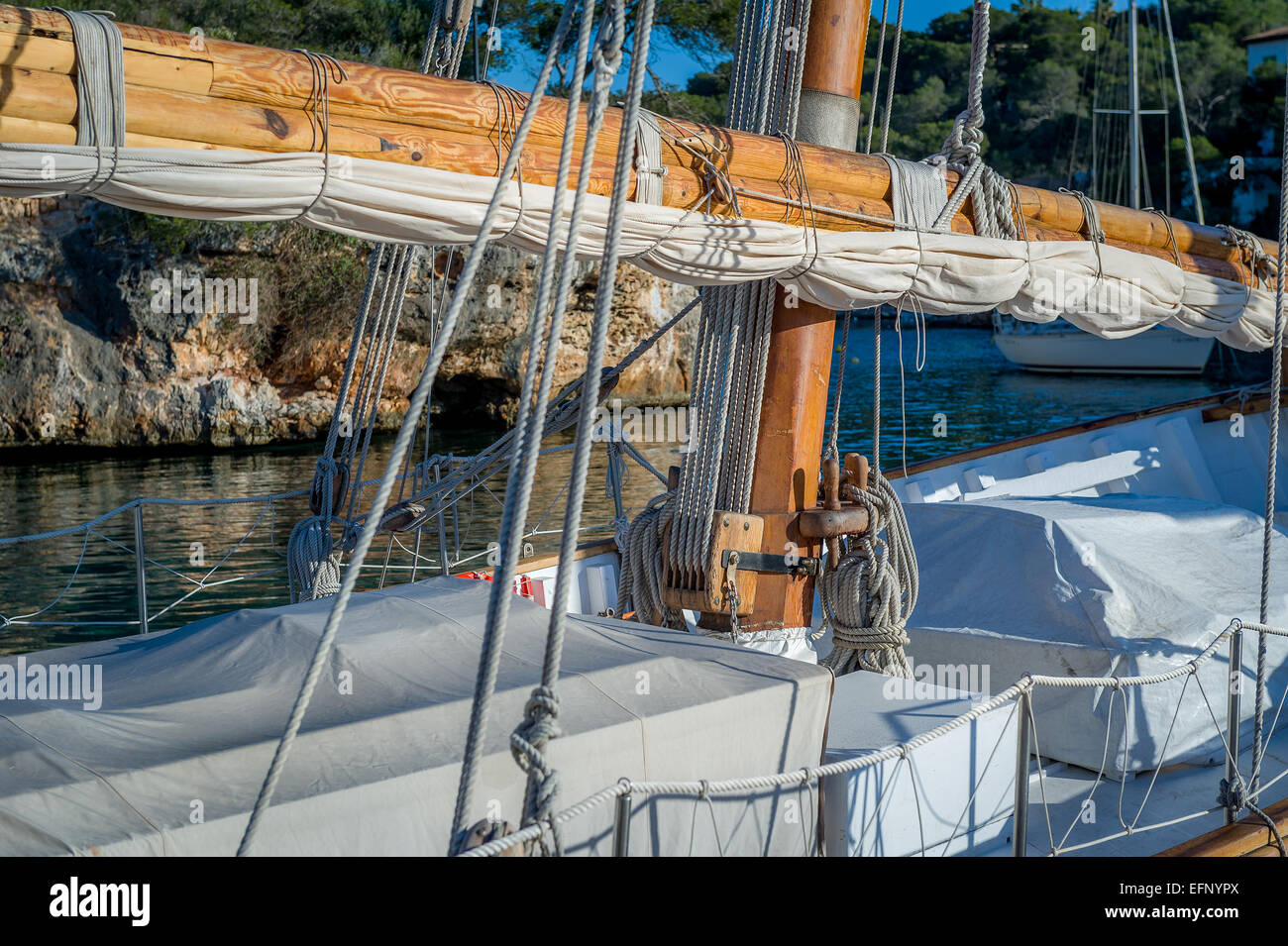 Old fashioned boat hi-res stock photography and images - Alamy