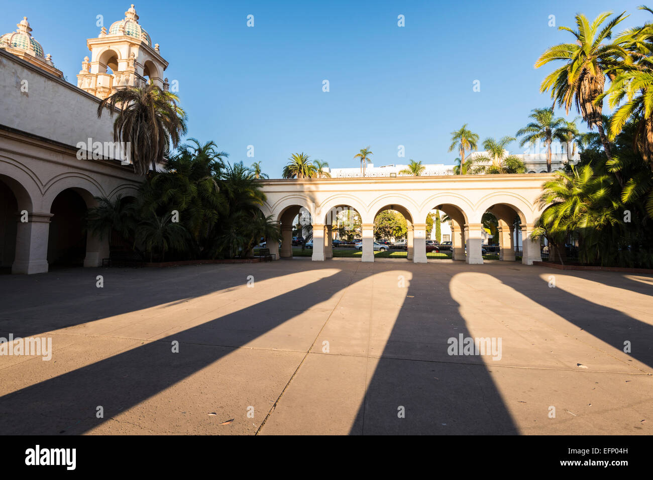 Arches casting shadows hi-res stock photography and images - Alamy