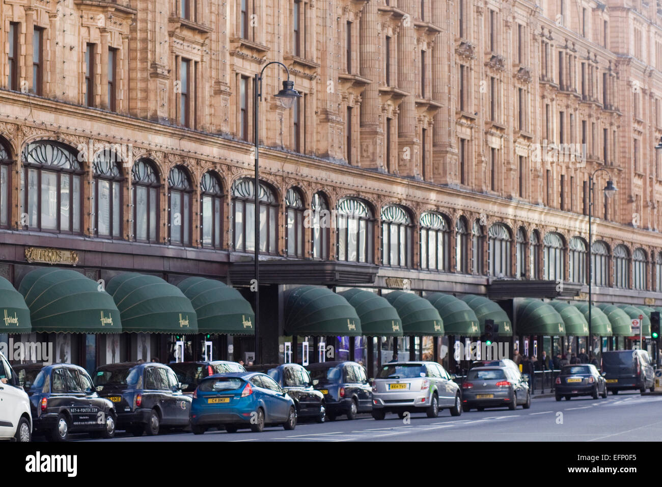 Harrods exterior hi-res stock photography and images - Alamy
