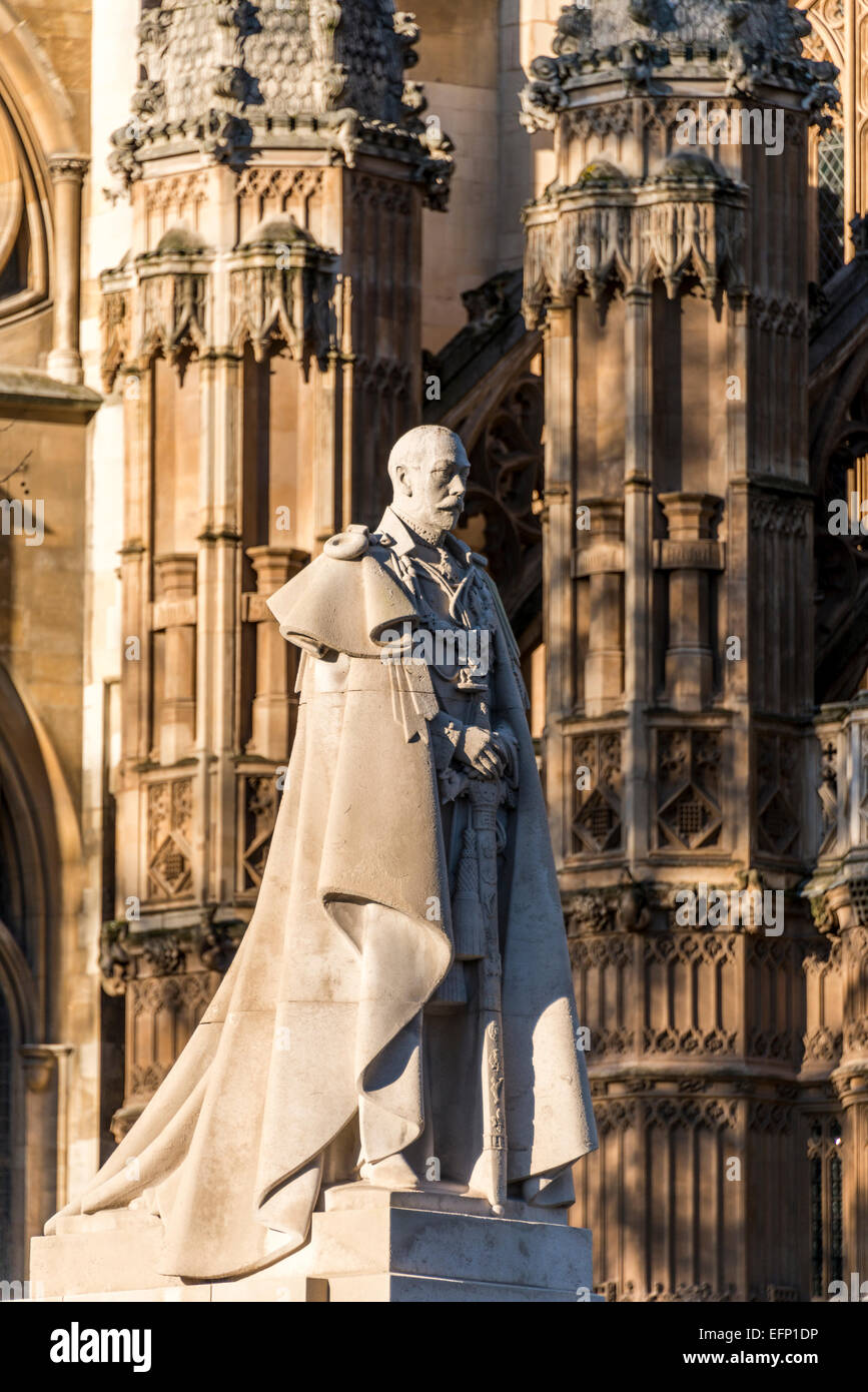 Statue outside westminster abbey london High Resolution Stock ...