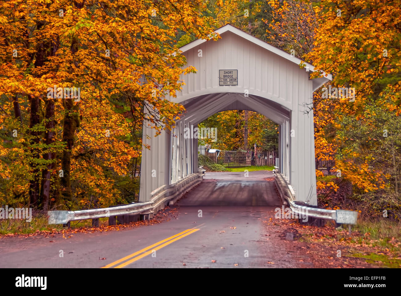 Covered bridge hi-res stock photography and images - Alamy