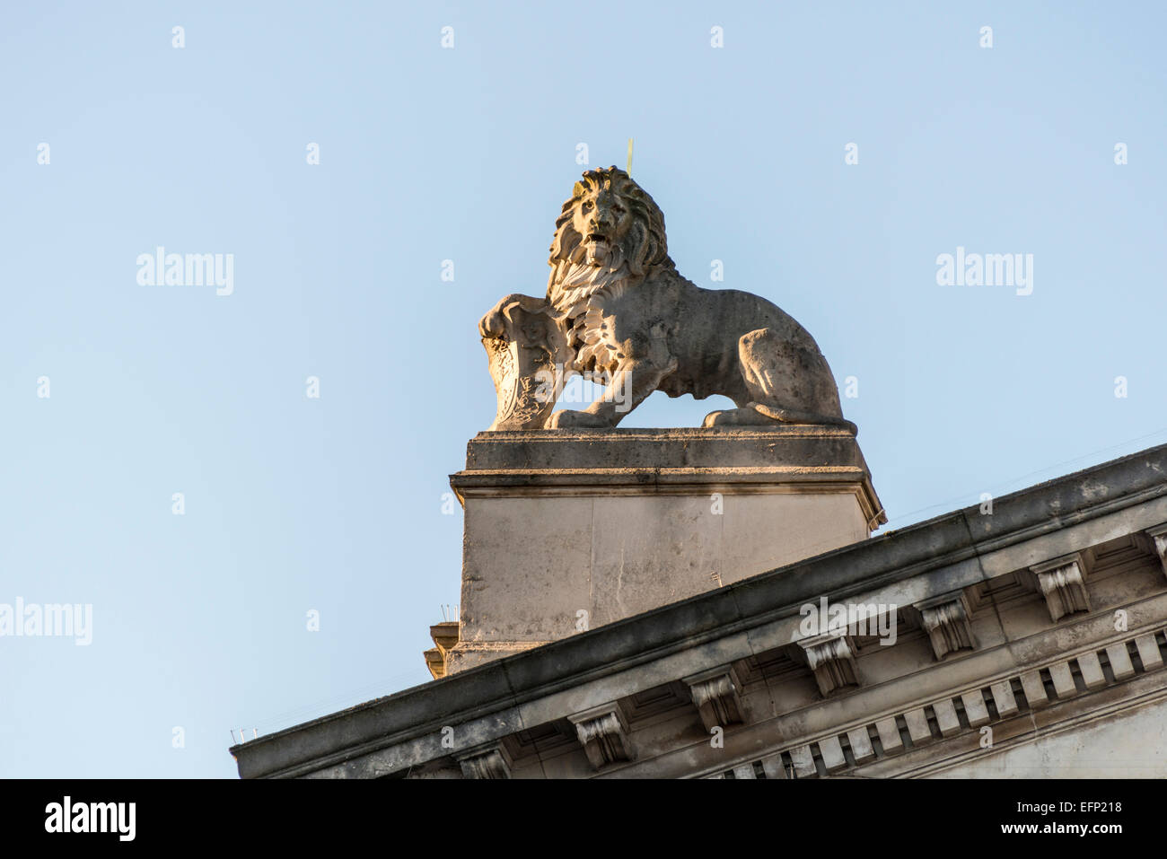 Lion statue art hi-res stock photography and images - Alamy