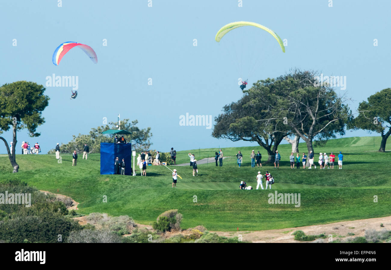 Torrey Pines, California, USA. 8th Feb, 2015. Hang gliders play above ...